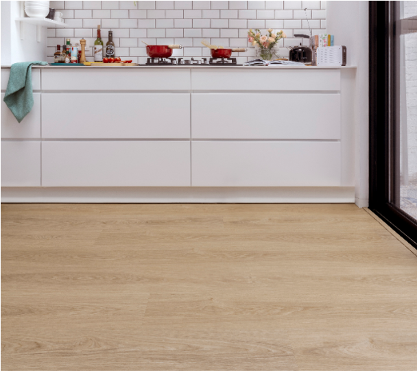 Hoe PVC vloer afwerken aan een groot raam? | Floorify